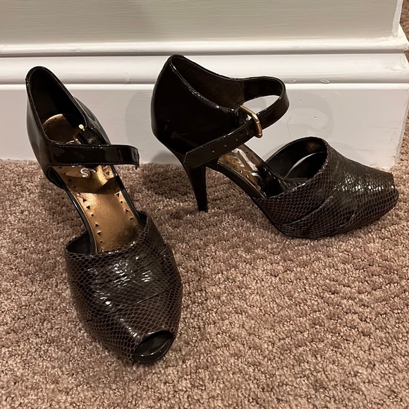 BCBG Paris | Shoes | Bcbg Heels Brown Snakeskin Size 65 35in Heel ...